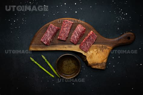 유토이미지 나무도마위에 생고기