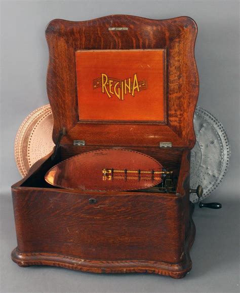 Regina Disc Music Box Record Player And Discs A Very Good And O