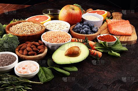 健康健康的饮食选择 鱼，水果，蔬菜，谷物，田园蔬菜