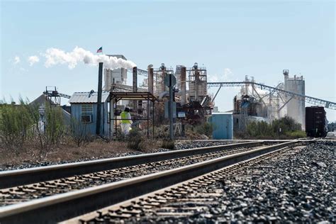 How Does Industrialization Lead To Urbanization