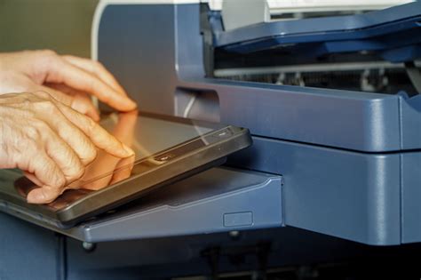 지저분한 남자가 프린터 레이저 프린터 스캐너 사무실 복사기 초기 재료 개념의 패널에 손 버튼을 누르고 있다 가리기에 대한 스톡