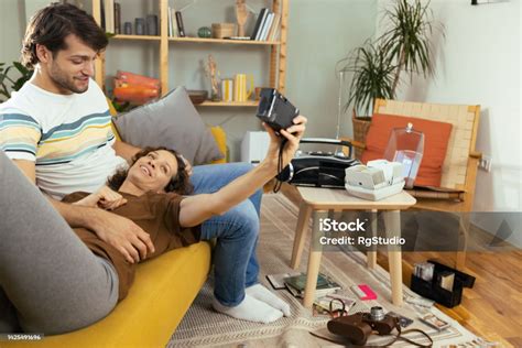 아날로그 카메라로 셀카를 찍고 Cd의 음악을 즐기는 행복한 젊은 커플 20 24세에 대한 스톡 사진 및 기타 이미지 20 24세 2명 30 34세 Istock