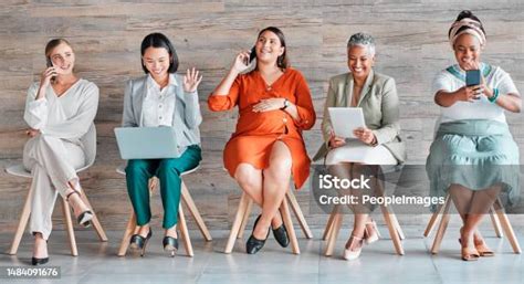 다양성 여성 기기로 기다리는 것 행복과 자신감 있는 비즈니스 채용 및 면접 다인종 여성 직원 및 팀워크 디지털 연결 및 타이핑을 갖춘 직원 단체에 대한 스톡 사진 및 기타