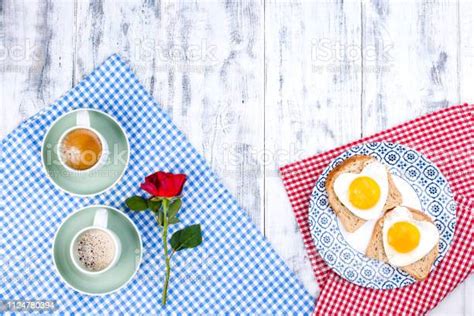 향기로운 커피와 연인 들의 낭만적인 아침에 대 한 심장모양의 토스트의 2 개의 컵 빨간 장미와 아침 아침에 놀라게 발렌타인의 날