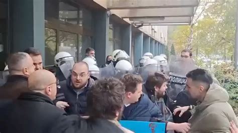 Српска напредна странка Нови Београд Блокада зграде суда у Новом Саду