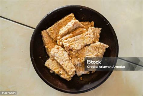 요리 할 준비가되어있는 생 템페 는 발효 콩으로 만든 인도네시아 전통 음식입니다 0명에 대한 스톡 사진 및 기타 이미지 Istock