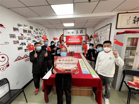 二十大精神润心田 文明实践谱新篇：天津北辰区秋晨家园开展红色剪报展服务