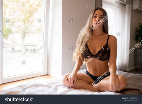 Sexy Young Woman Sitting On Bed Foto De Stock 1620748678 Shutterstock