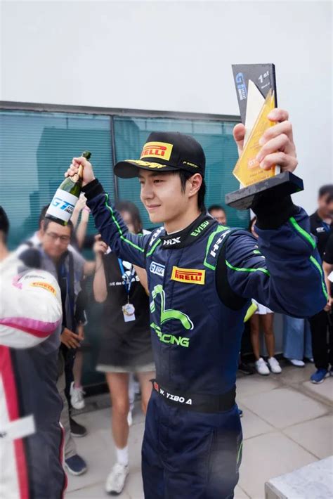 王一博获gt3赛车比赛冠军，赛后开香槟庆祝，称还有很大进步空间，给自己打及格分 极目新闻