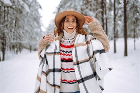겨울 숲의 눈 덮인 나무들 사이에서 첫 눈을 즐기는 행복한 여자 건강한 생활방식에 대한 스톡 사진 및 기타 이미지 건강한 생활방식 겨울 계절 Istock