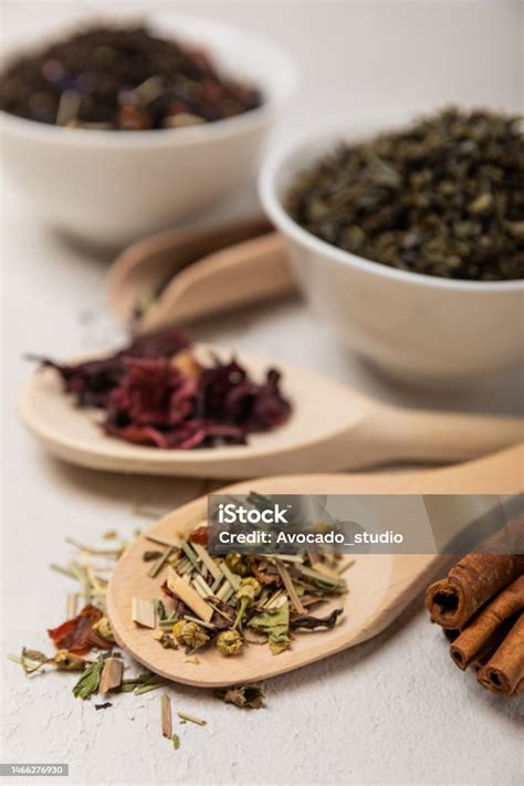 밝은 질감 배경에 차의 다른 종류 차 믹스구색블랙 그린 허브 및 히비스커스 차 측면도 공간을 복사합니다 건강한 식생활에 대한 스톡 사진 및 기타 이미지 Istock