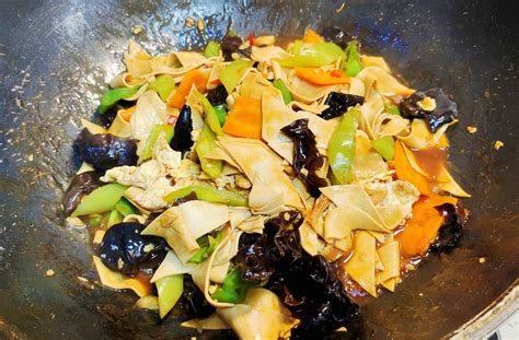 炒千张别傻傻直接就焯水记着加点它千张嫩滑爽口有食欲 知乎