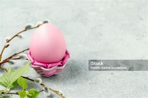 분홍색 부활절 달걀 에 고리버들 스탠드 에 회색 테이블에 고양이 버드 나무 나뭇 가지 복사 공간 부활절 구성 갯버들에 대한 스톡