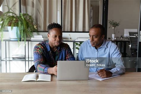 노트북을 함께 사용하는 아프리카 계 미국인 사무실 직원 말하기에 대한 스톡 사진 및 기타 이미지 말하기 사람들 조언 Istock
