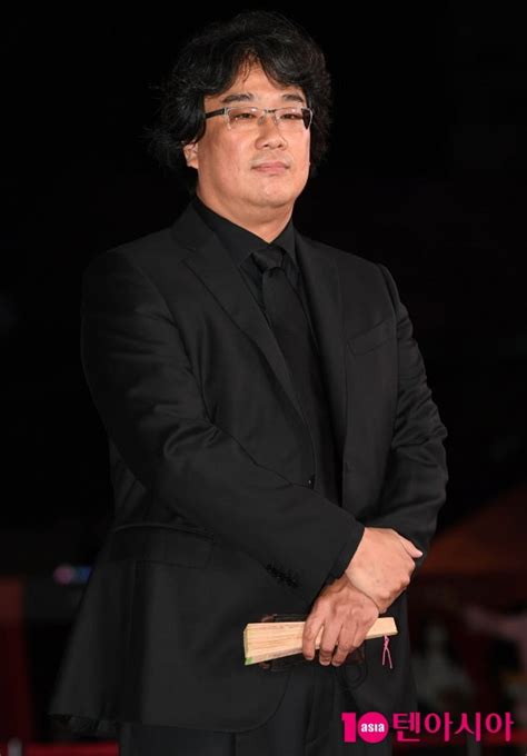 봉준호 신작 미키 17 베일 벗었다…2024년 3월 극장 개봉 확정 한경닷컴