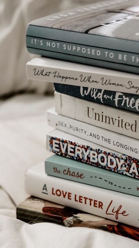 유토이미지 모바일에서 책을 고르고 읽고 있는 모바일 세계 벡터 이미지 일러스트 독서 서점 책