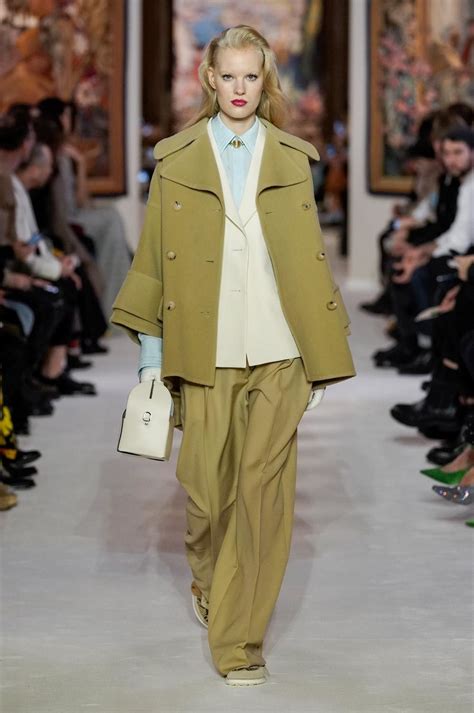 Кожаные кейпы, пальто с мехом и акцент на талии: показ коллекции Lanvin ...
