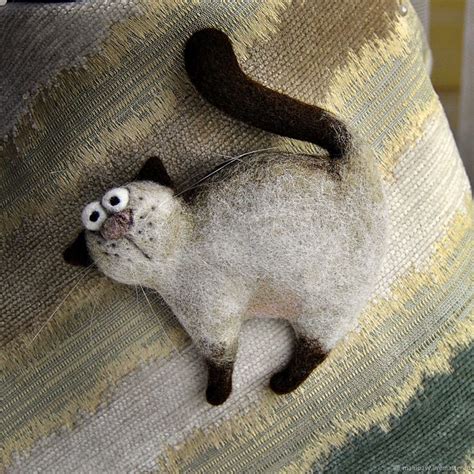 Валяная брошь Кот Жорж купить или заказать в интернет магазине на Ярмарке Мастеров Брошь