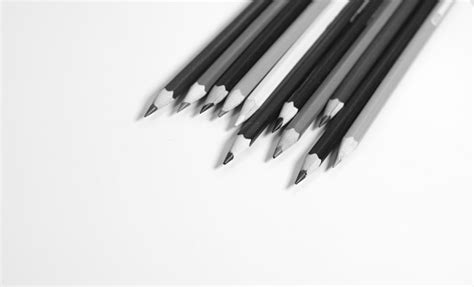 흰색 배경에 격리 된 연필을 클리핑 경로로 닫습니다 아름 다운 색 연필입니다 무지개 색 연필을 그리기위한 색 연필과 배경으로 사용 개념에 대한 스톡 사진 및 기타 이미지