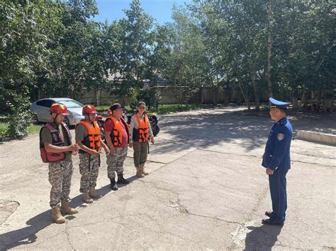 Аймгийн онцгой байдлын алба хаагчид иргэдийг үер усны аюулаас хамгаалж байна