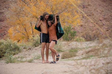 유타 주 모압의 야영지에서 호수에서 놀고 나서 모험심이 강한 부부에게 미소를 짓고 담요를 감싸고 있다 놀이에 대한 스톡 사진 및 기타 이미지 Istock