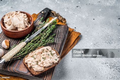 나무 판에 간이 있는 대구 간 샌드위치 오메가 3의 천연 공급원 회색 배경입니다 평면도 복사 공간 0명에 대한 스톡 사진 및 기타 이미지 Istock