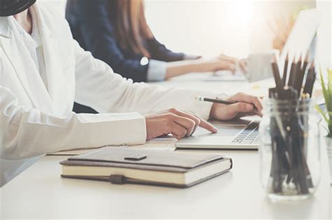 랩톱 컴퓨터 및 토론 문서 보고서를 사용하는 비즈니스 사람들의 클로즈업 재무 보고서 수익 통계 회계 개념입니다 개념에 대한 스톡