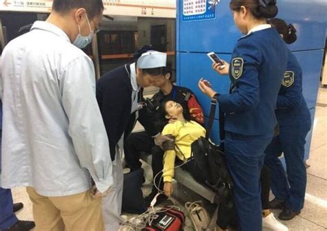 成都地铁2号线女子晕倒，工作人员细心救援！