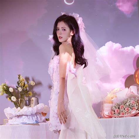 张予曦身穿抹胸连衣裙，娇美迷人如同仙女 搜狐大视野 搜狐新闻