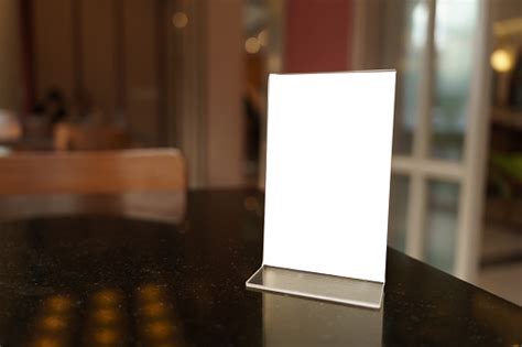 Menuâ는 텍스트 마케팅 프로모션을 위해 공백을 조롱합니다 텍스트를 위한 식당 공간의 나무 테이블에 서 있는 모형 메뉴 프레임 모형에 대한 스톡 사진 및 기타 이미지