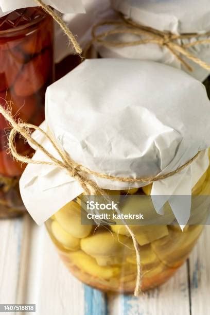 보존 된 가을 야채 유리 항아리 소박한 스타일의 맛있는 보존 절인 버섯 가문비나무에 대한 스톡 사진 및 기타 이미지 가문비나무 가을 갈색 Istock