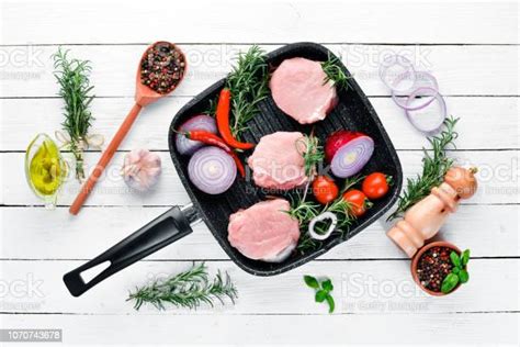 생고기 로즈마리와 향신료 메달입니다 에 흰색 나무 배경 최고의 볼 수 있습니다 무료 사본 공간입니다 0명에 대한 스톡 사진 및 기타 이미지 Istock