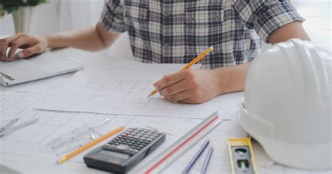 사무실에서 일하는 건축가 또는 엔지니어 건설 개념 엔지니어링 도구 사진 Unsplash의 계획 이미지