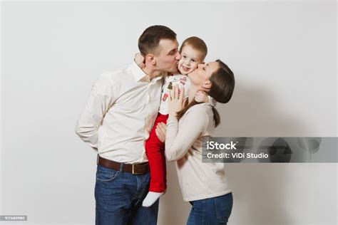 즐거운 웃는 젊은 남자 여자 키스 포옹 흰색 배경에 고립 된 작은 귀여운 아이 보 아버지 어머니 작은 아이 아들입니다 부모 가족의 날 15 수 있습니다 부모를 어린이 개념