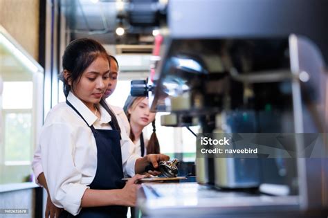 바리스타는 에스프레소 기계로 커피를 만드는 법을 배웁니다 바리스타 학교에서 에스프레소 커피를 만드는 법을 배우기 위해 열심히