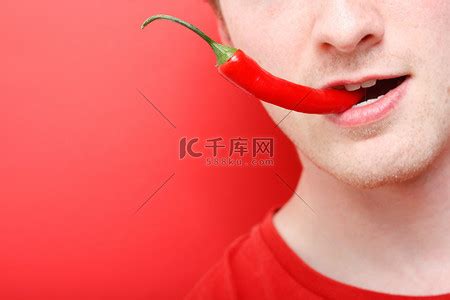 吃辣椒高清摄影大图 千库网
