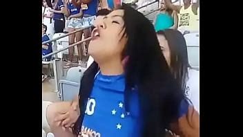 Torcedora do cruzeiro mostrando os seios durante jogo no Mineirão XVIDEOS COM