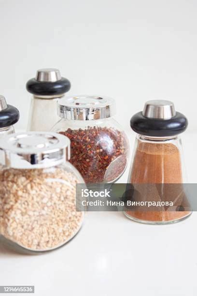 유리 항아리에 다양한 향신료 갈은 검은 고추 카르다몸 갈은 계피 파슬리 뿌리 향신료 믹스 0명에 대한 스톡 사진 및 기타 이미지 Istock