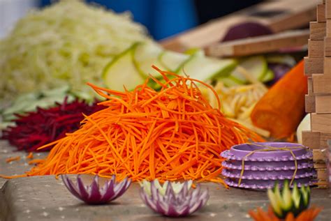 테이블에 얇게 썬 야채를 많이 과일 파쇄 부엌 가전제품의 데모 축제에서 유용한 음식 0명에 대한 스톡 사진 및 기타 이미지 0명 고추류 그릇 Istock