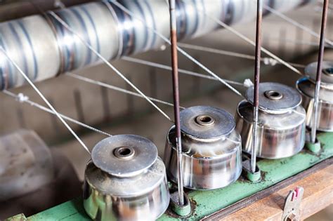 공장에서 기계 회전에 섬유 산업 원사 스풀을 닫습니다 털 실 회전 시키는 기계 길 쌈 하 고 워프입니다 원사 제조입니다 공예에 대한 스톡 사진 및 기타 이미지 Istock