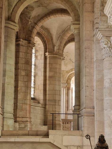 가벼운 갤러리 건물 건축 고대의 고딕 스타일 관광 구조 그림자 기둥 돌 돌로 만든 물건 둥근 천장 디자인 디테일 로마네스크 양식 로우앵글 샷