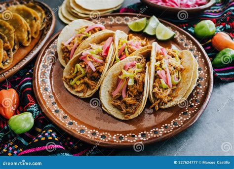 Tacos Cochinita Pibil Mexicanos Con Salsa Habanero Comida Tradicional