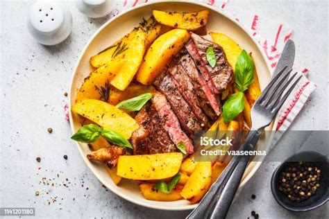 감자와 바 질을 곁들인 소고기 스테이크를 흰 접시에 넣어서 평면도를 볼 0명에 대한 스톡 사진 및 기타 이미지 0명 감자 요리 건강한 생활방식 Istock