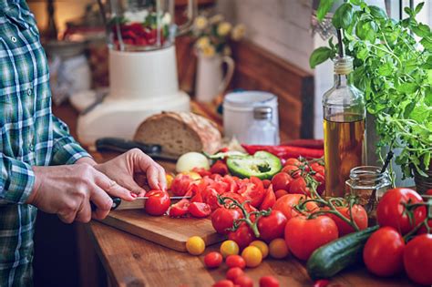 토마토 오이 파프리카와 허브와 야채 가스 파초 수프를 준비 가스파초에 대한 스톡 사진 및 기타 이미지 가스파초 가정 주방 가정의 방 Istock
