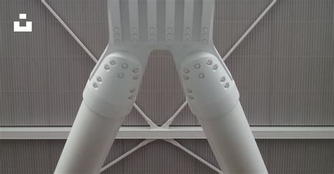 갈색 나무 벽에 흰색 금속 파이프 사진 Unsplash의 무료 회색 이미지