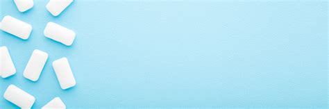밝은 파란색 테이블 배경에 흰색 씹는 껌 패드 파스텔 색상 근접 촬영 와이드 배너 텍스트의 빈 위치입니다 하향식 보기 개념에 대한 스톡 사진 및 기타 이미지 Istock