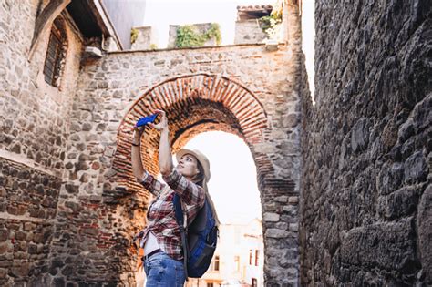 셀카를 찍는 배낭을 가진 관광 여성 복사 공간 게이트 히사르 카피아 40 44세에 대한 스톡 사진 및 기타 이미지 40 44세 거리 건축 Istock