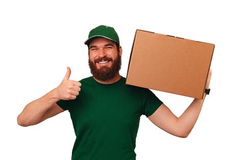 건장한 배달원이 엄지손가락을 치켜들며 어깨에 상자를 메고 있다 30 34세에 대한 스톡 사진 및 기타 이미지 30 34세 나무 상자 남성 Istock