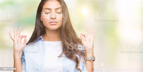 격리 된 배경 위에 젊은 아름 다운 아랍 여자 휴식과 명상 손가락으로 제스처를 하 고 폐쇄 눈으로 웃 고 요가 개념 개념에 대한 스톡 사진 및 기타 이미지 Istock