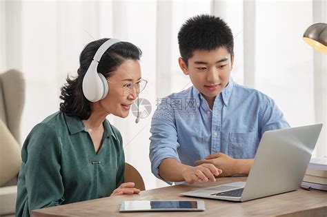 老年人学习使用电脑高清图片下载 正版图片507653880 摄图网